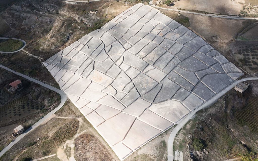 Guida: Scopri Il suggestivo cretto di Burri - Viaggio in Sicilia