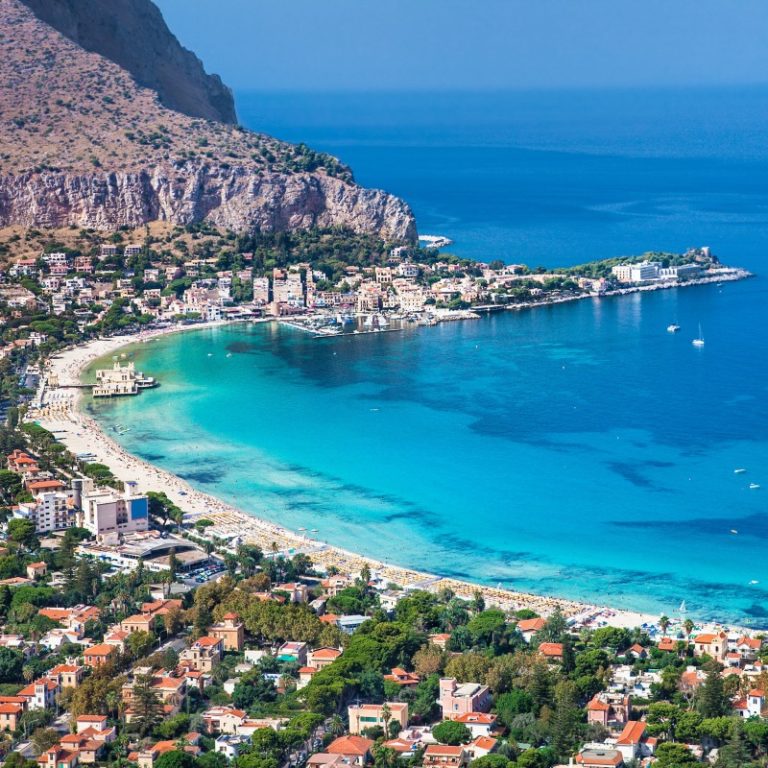 Mondello, la spiaggia più incredibile di Palermo - Viaggio in Sicilia Mondello, la spiaggia più incredibile di Palermo - Viaggio in Sicilia